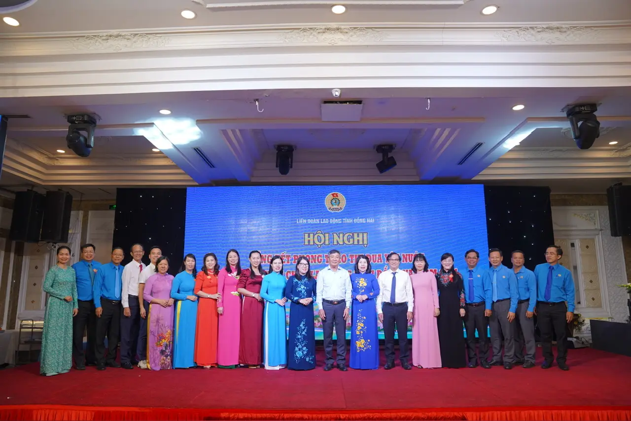 TAPUHO THAM DỰ HỘI NGHỊ TỔNG KẾT PHONG TRÀO THI ĐUA YÊU NƯỚC TRONG CÔNG NHÂN, VIÊN CHỨC, LAO ...